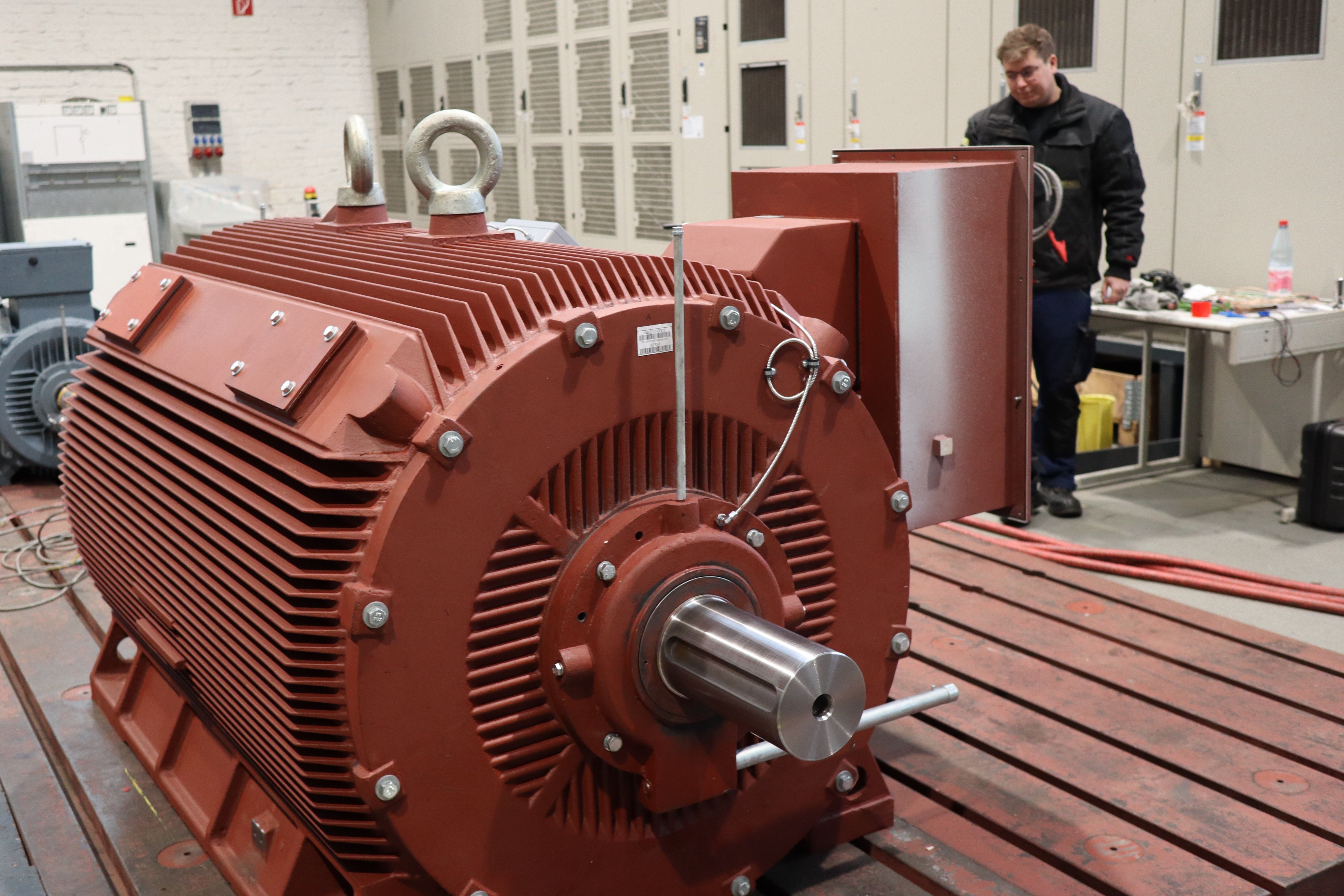 Dual-speed motors LV and MV