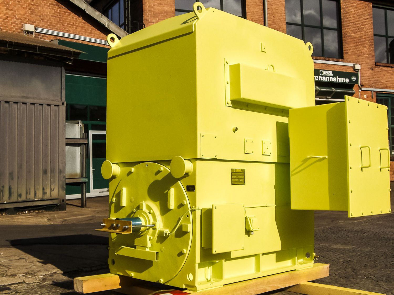 Water-cooled squirrel cage motors: 380 V - 13,800 V